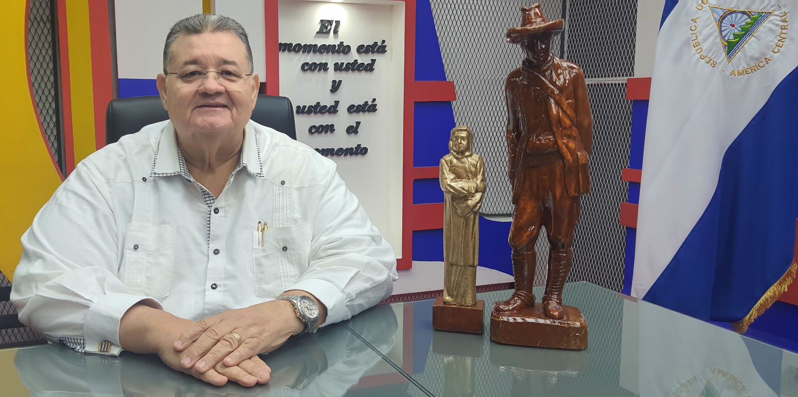 Moisés Absalón Pastora: Estrellas y estrellados – Barricada